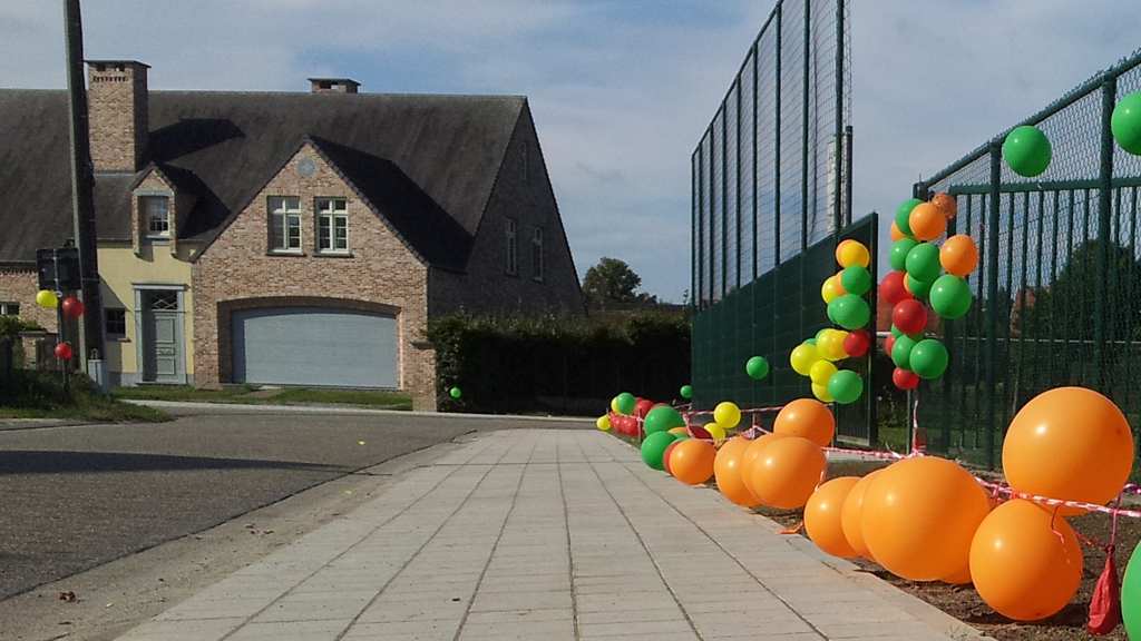 Nieuw voetpad is veilige verbinding voor schoolkinderen | RTV