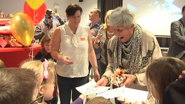 Onthaalkinderen wuiven hun Bonneke uit | RTV