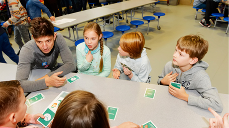 Koen Wauters speelt spel met Mechelse kinderen | RTV