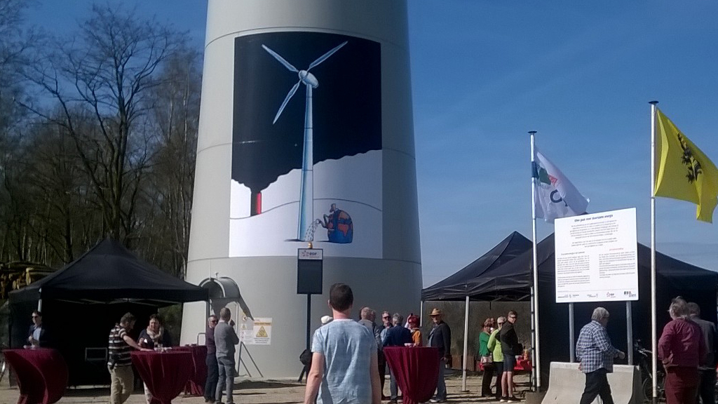Cartoons smukken windturbines op | RTV