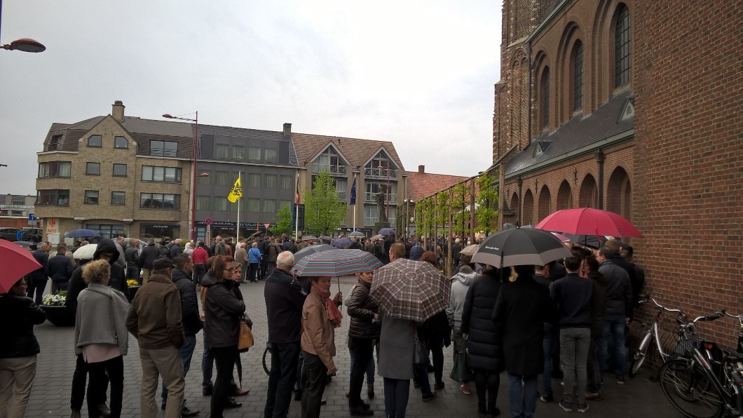 Massa mensen neemt afscheid van Roel Mertens | RTV