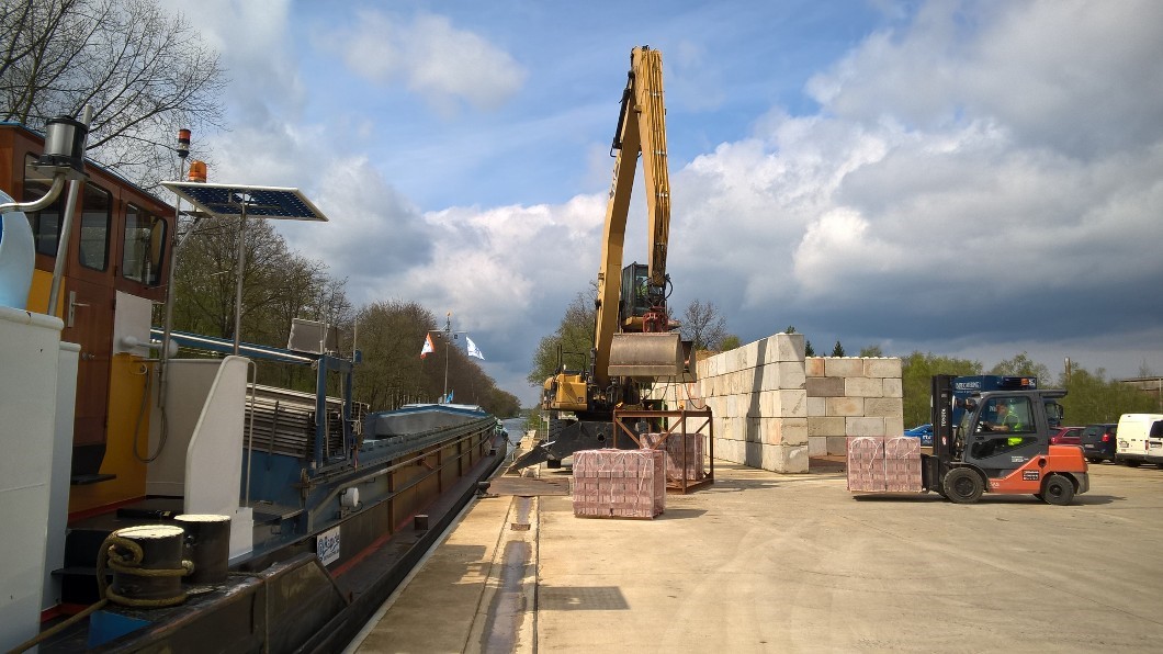 Wienerberger in Beerse haalt 4000 vrachtwagens van de weg | RTV