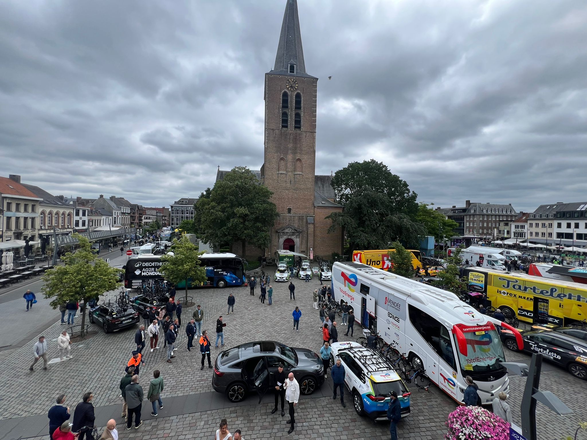 Start van derde etappe Ronde Van België op Turnhoutse Grote Markt | RTV