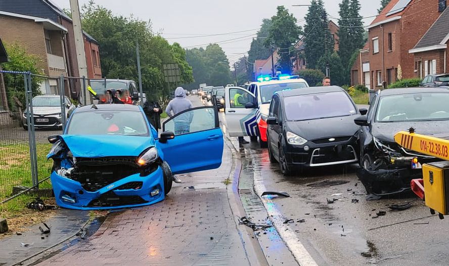 Felle regen: 3 wagens betrokken bij ongeval in Oevel, Steenweg op ...