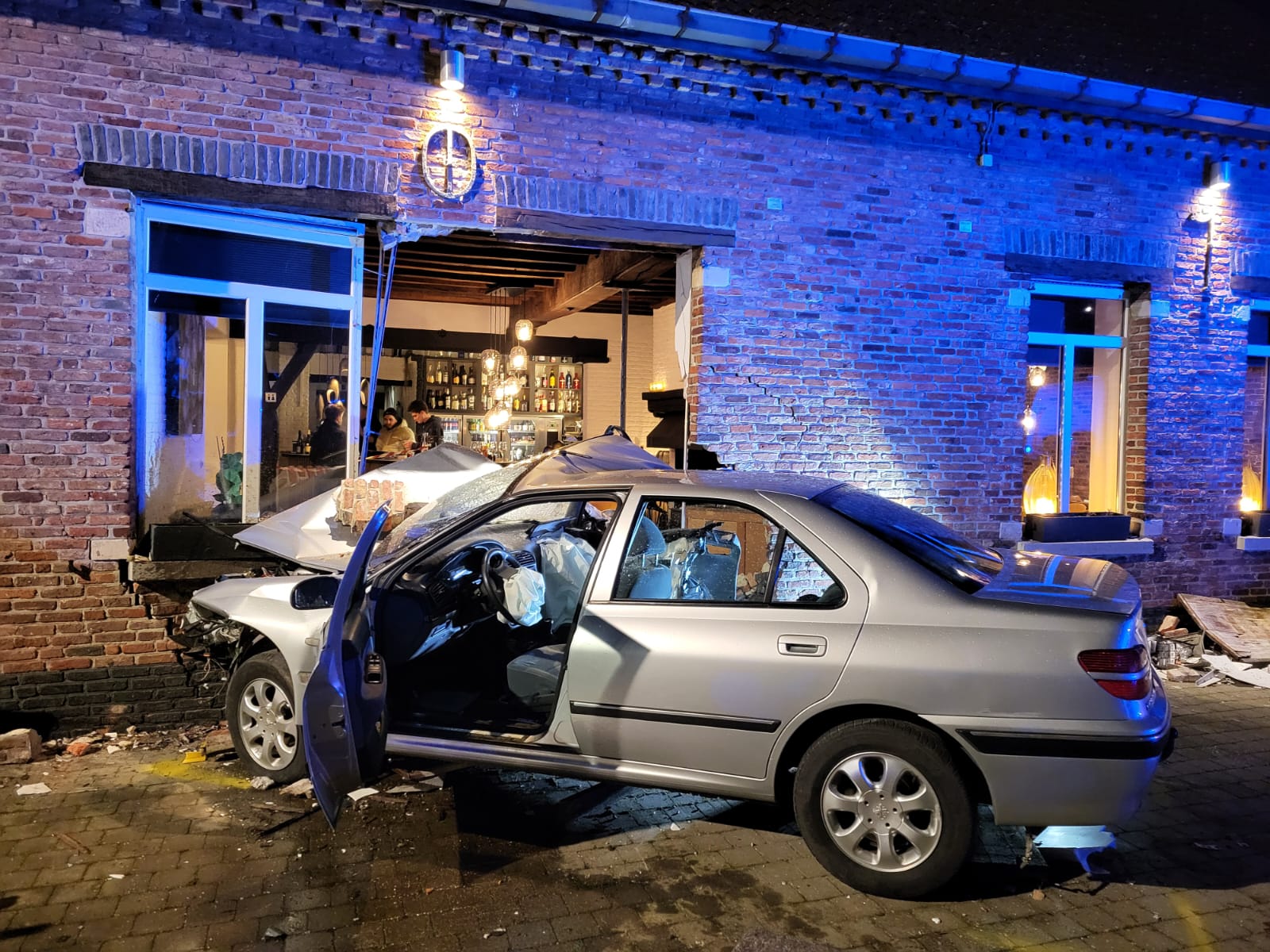 Auto mist bocht en rijdt binnen in café | RTV