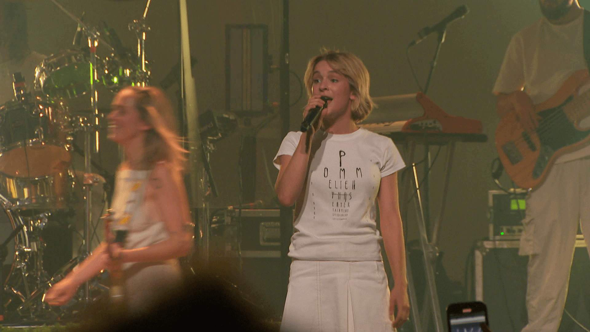 Pommelien Thijs komt met opvallende merchandise: "Drukken ontwerp op ...