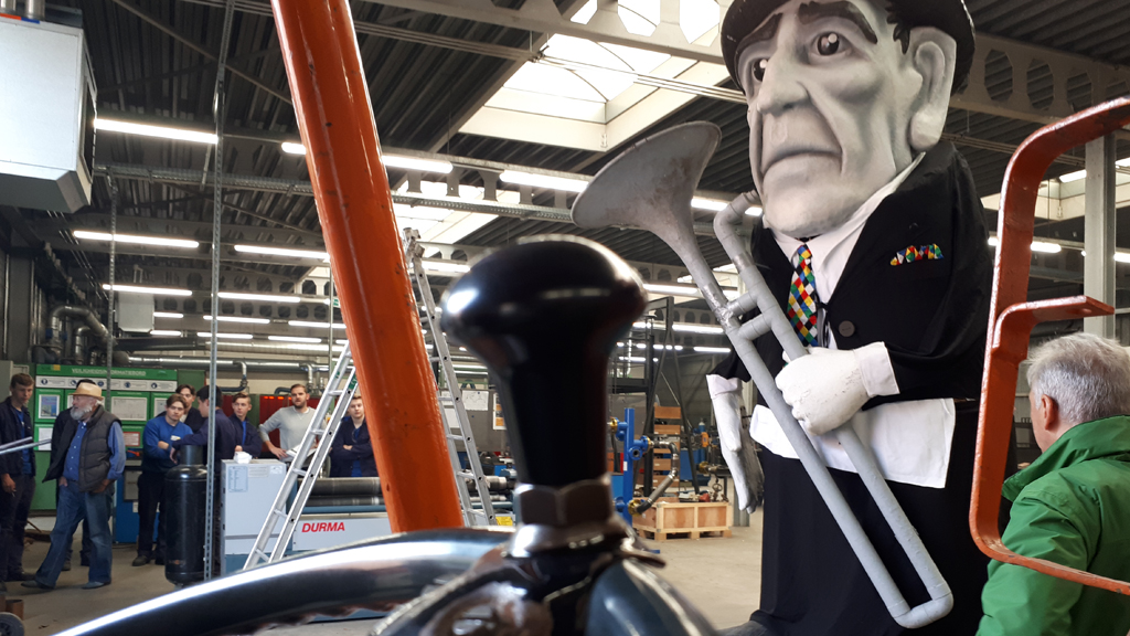 Leerlingen maken nieuw geraamte voor Peer Stoet | RTV