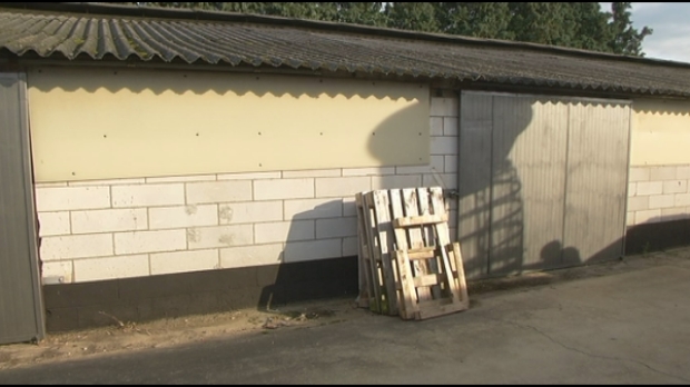 Studenten geven Peer Stoet nieuw geraamte | RTV