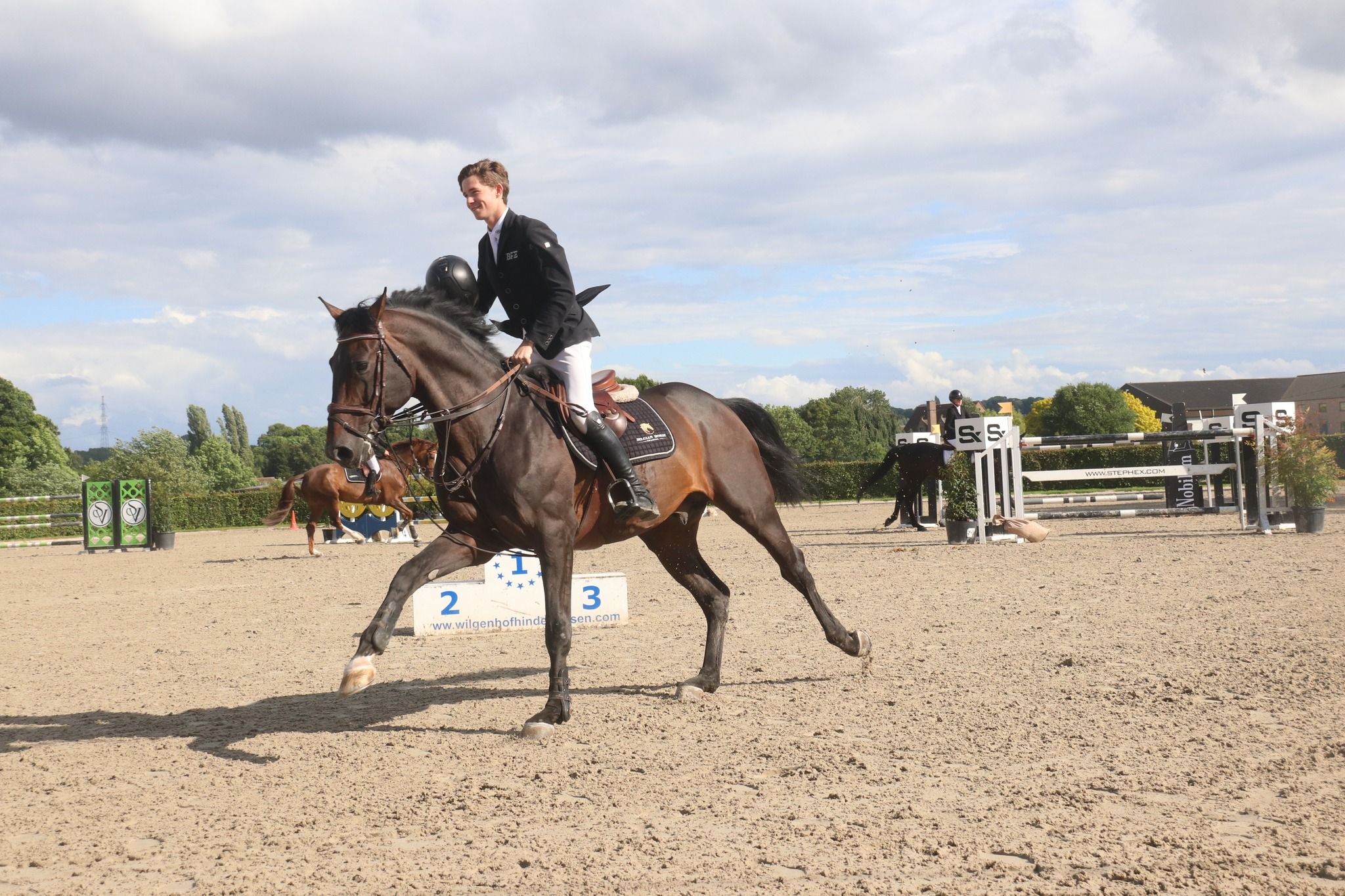 Thibeau Spits maakt debuut op Jumping Aken, België 4de in ...