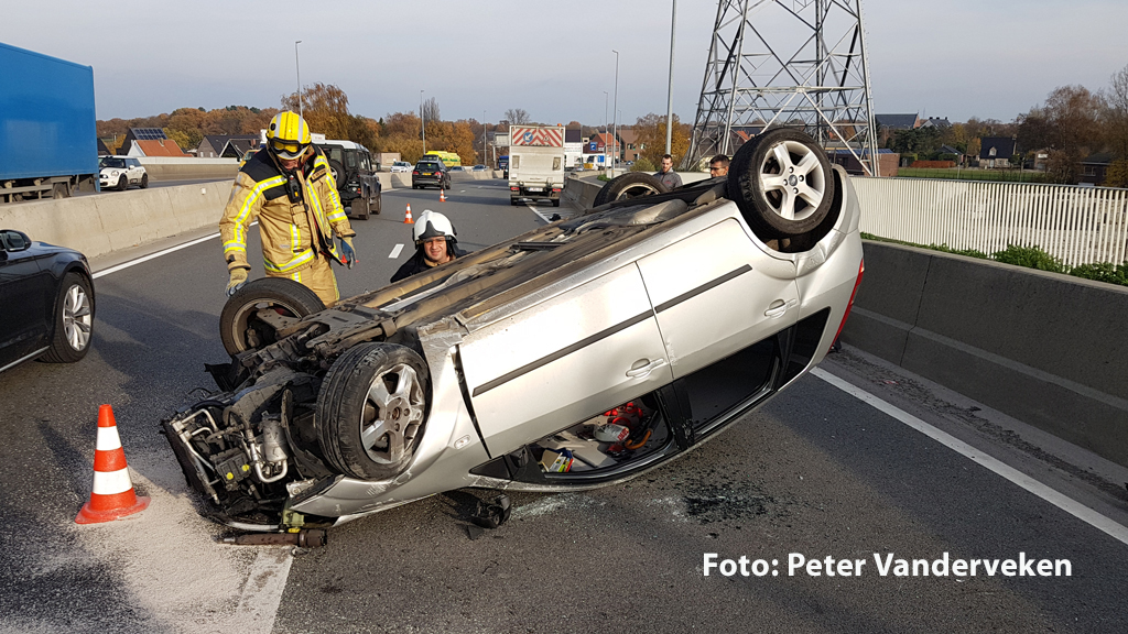 Zestiger gewond bij aanrijding op fly-over in Geel | RTV