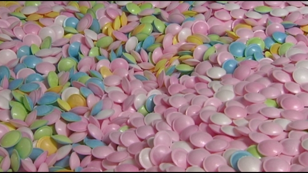 Bij Astra Sweets rolt de miljardste ufo van de band | RTV