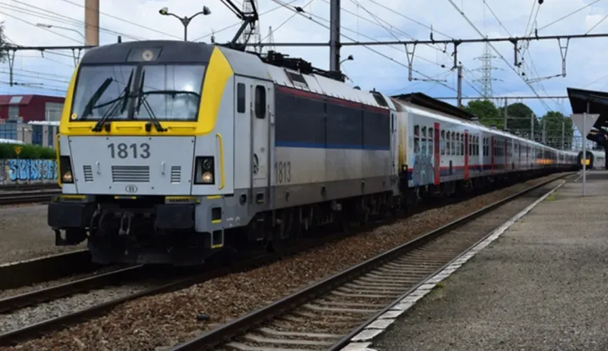 Defecte trein in station Bornem verstoort trein- en autoverkeer | RTV