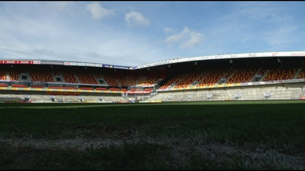 KV Mechelen staat op met gigantische kater | RTV
