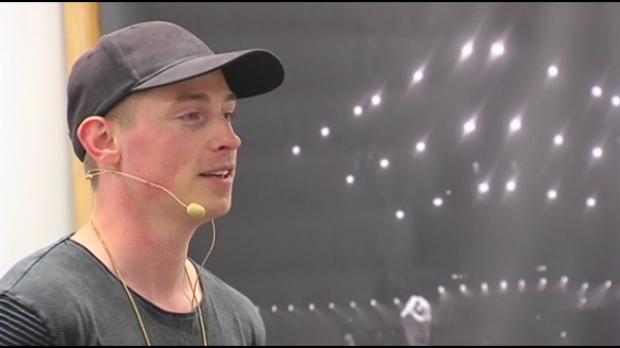 'Haal een diploma!' zegt Tomorrowland-DJ Coone | RTV