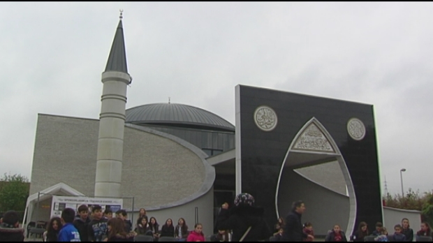 Lierenaars mogen voor het eerst binnenkijken in moskee | RTV