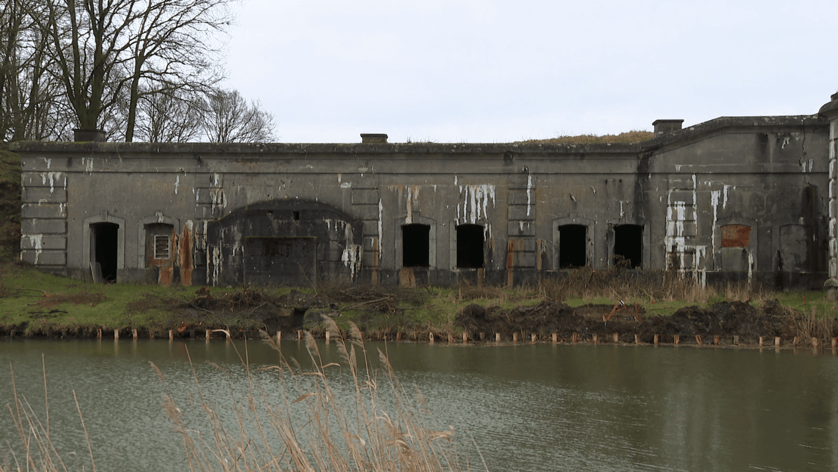 Nu ook blauwalg in water aan Fort van Kessel | RTV