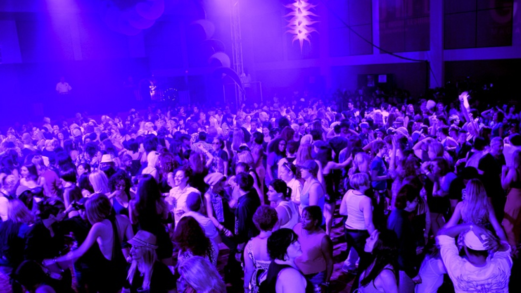 Katelijne koopt grond voor fuif- en evenementenzaal | RTV