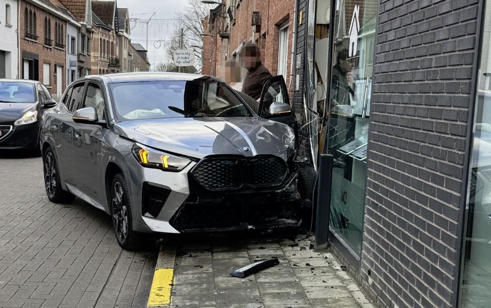 Auto rijdt tegel gevel immokantoor Bornem: raam aan diggelen | RTV