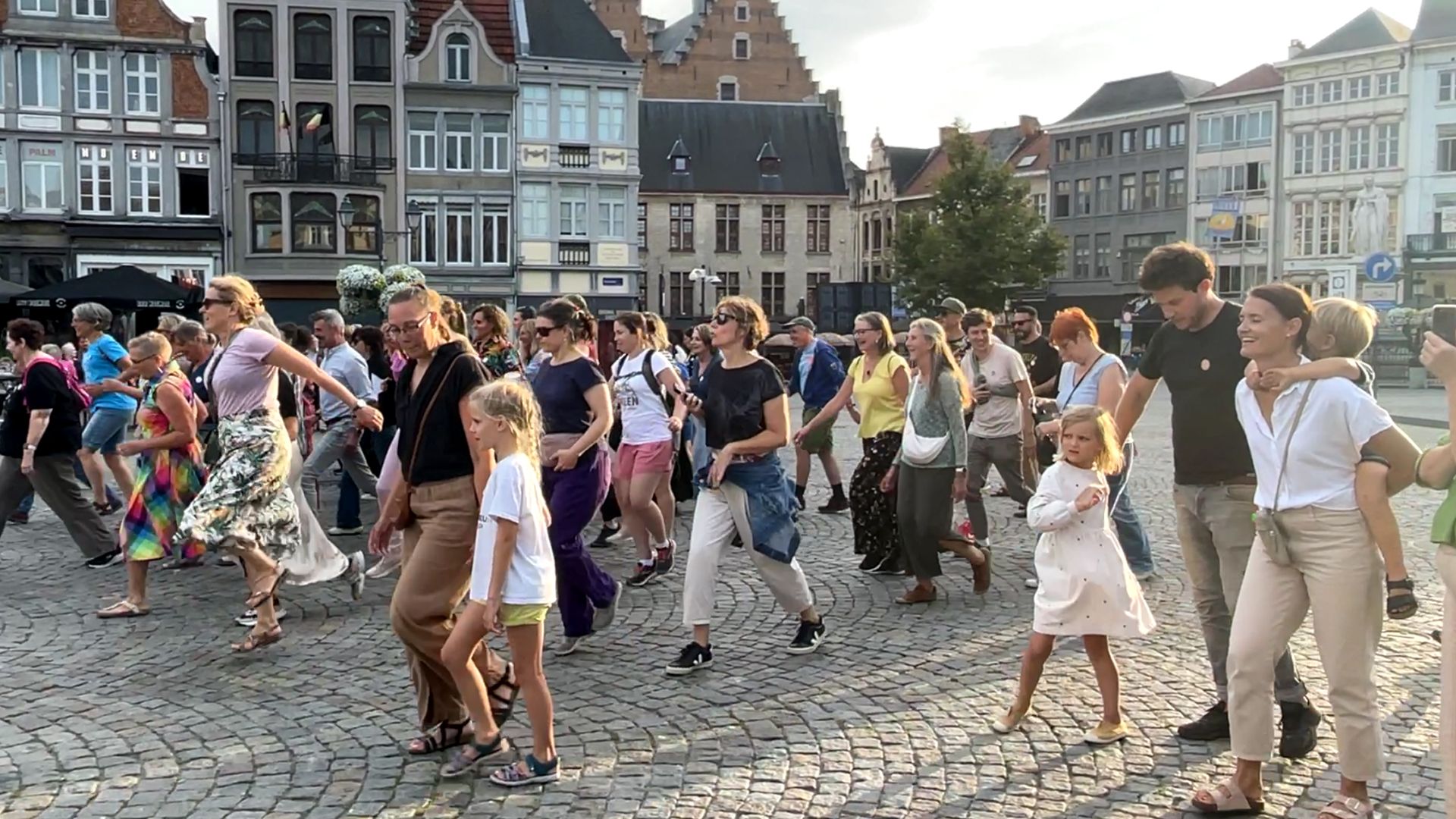 Honderdtal mensen komen samen op Grote Markt van Mechelen om te ...