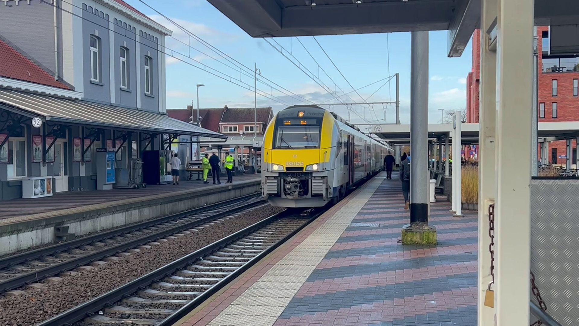 Bizar incident: man raakt gekneld onder slagboom aan station van Geel | RTV