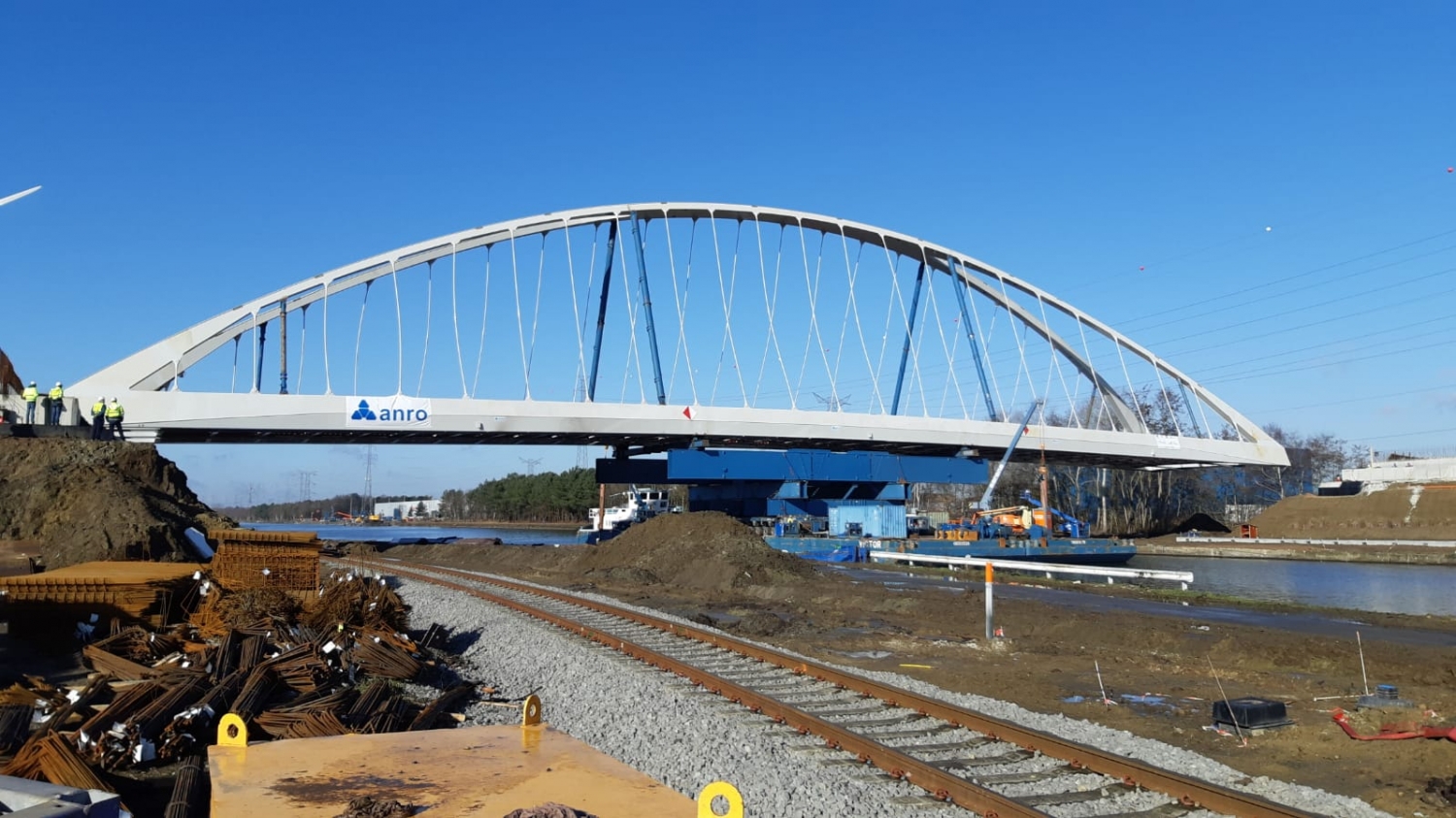Nieuwe brug in Eindhout-Laakdal op zijn plaats | RTV