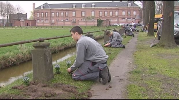 Jongeren planten vergeet-mij-nietjes aan de gevangenispoort van ...