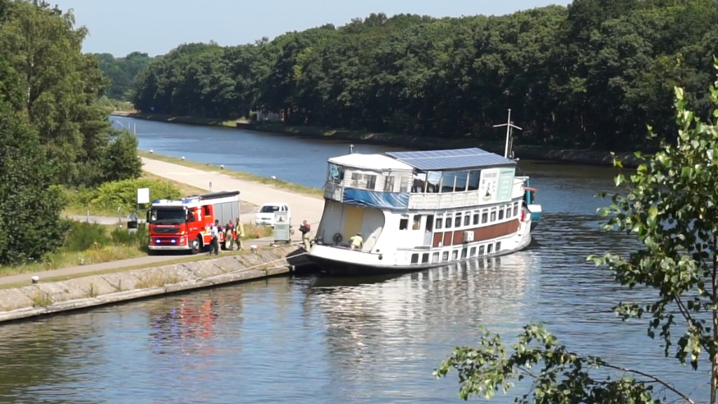 Pannenkoekenboot in Dessel maakt water | RTV