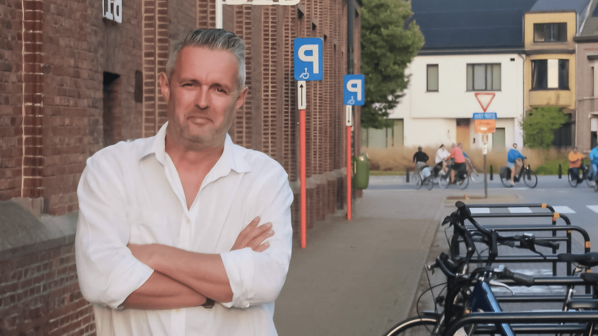 Uittredend burgemeester Janssens wordt vervangen door meester Simon | RTV