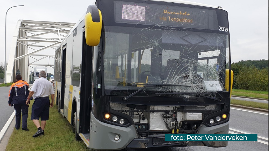 Bus slipt en ramt verkeersborden in Herentals | RTV