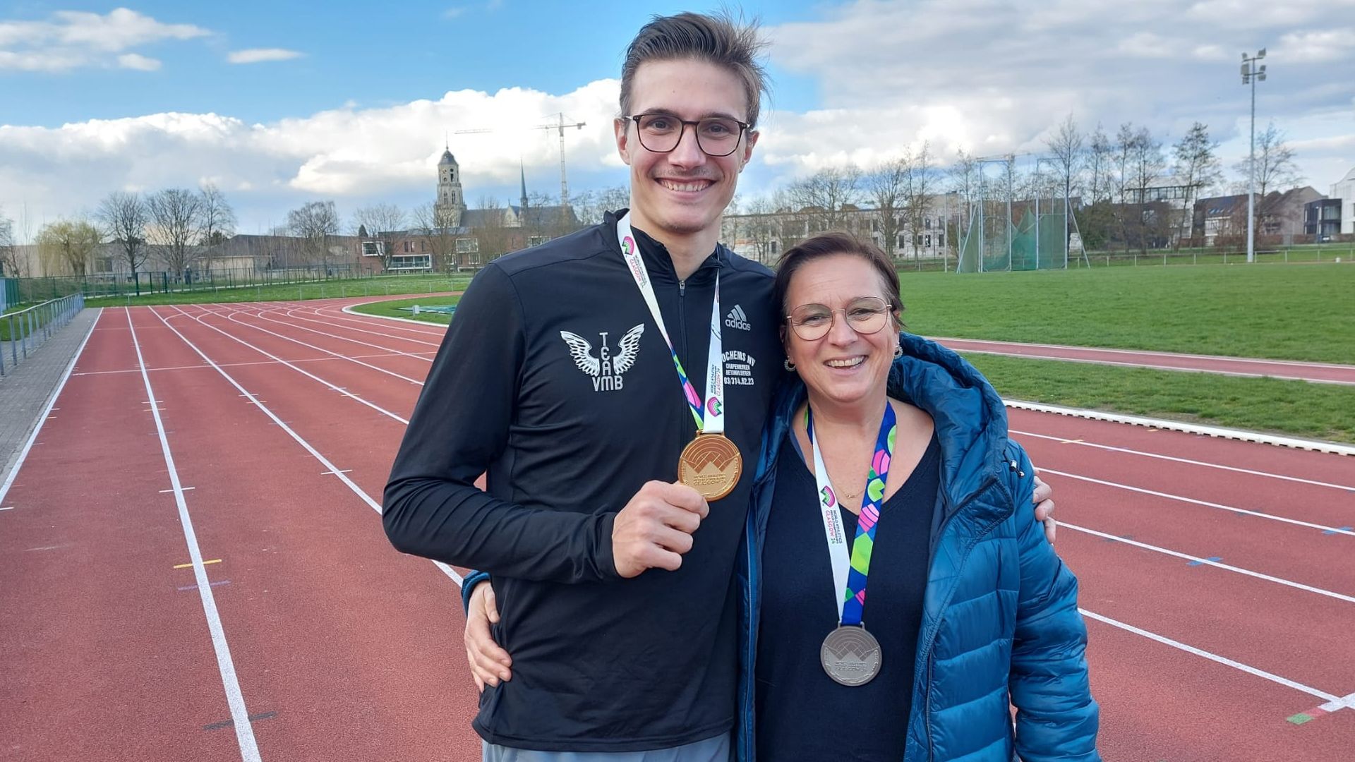 AC Lyra-Lierse viert gouden tornado Christian Iguacel | RTV