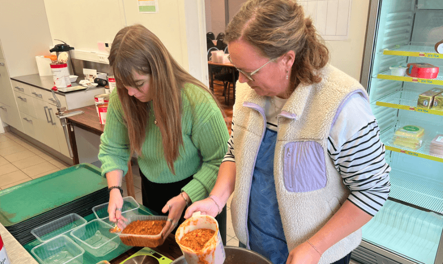 Team 8 op een rij maakt 1550 liter spaghettisaus voor 1000 km KOTK | RTV