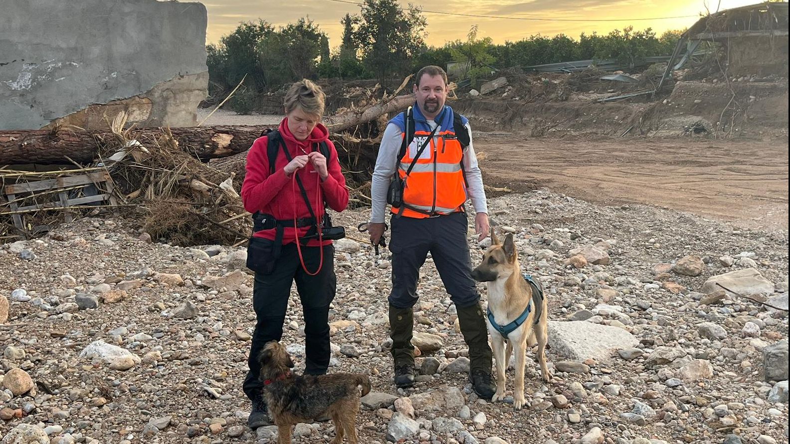 Balense speurhond Scooter zoekt mee naar slachtoffers in rampgebied ...