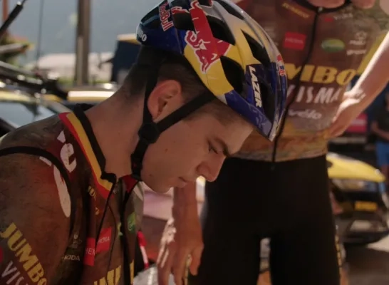 Lekke band nekt van Aert in cross Herentals | RTV Lekke band nekt van Aert in cross Herentals | RTV