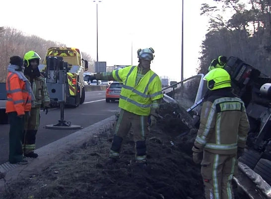 Gekantelde vrachtwagen zorgt urenlang voor hinder op E313 | RTV Gekantelde vrachtwagen zorgt urenlang voor hinder op E313 | RTV