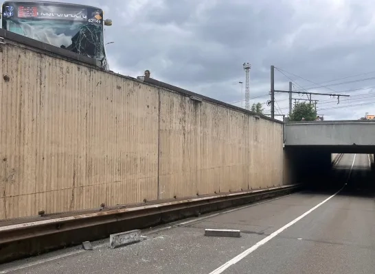 Bus rijdt tegen muur van tunnel aan station van Lier: 3 lichtgewonden | RTV